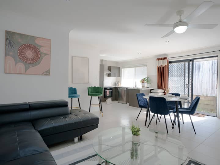 Simple & Comfortable 2 Bedrooms - Brisbane