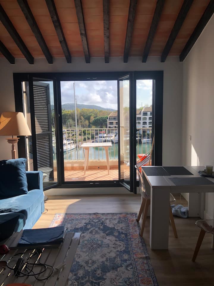 Marines De Cogolin
Appartement Rénové - Place des 6 Canons