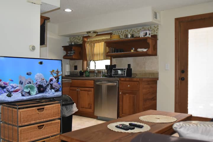 Newly Renovated Apartment - Parkville, MO