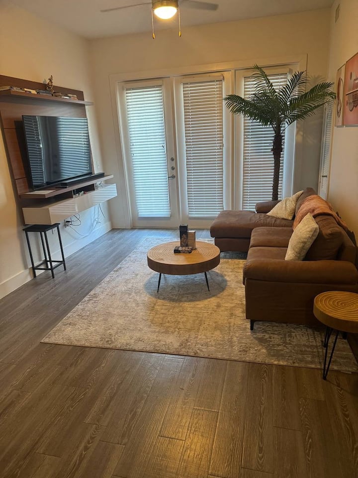 Chic Urban Retreat - Spring, TX