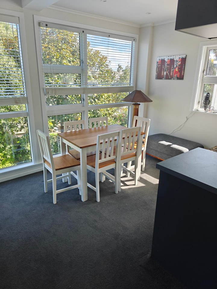Kowhai St. Cute Upper Floor Unit - Lower Hutt