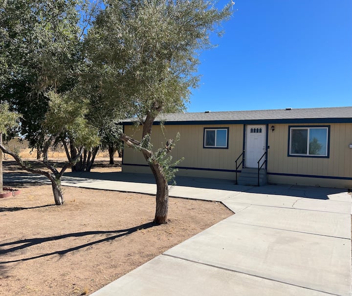 Cozy Cottage Home - Victorville, CA
