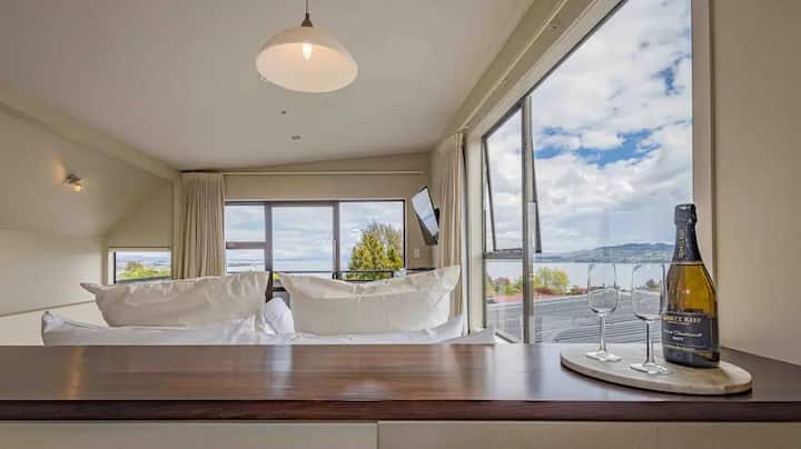Rokino Lake House A+ Location And Views - Taupō