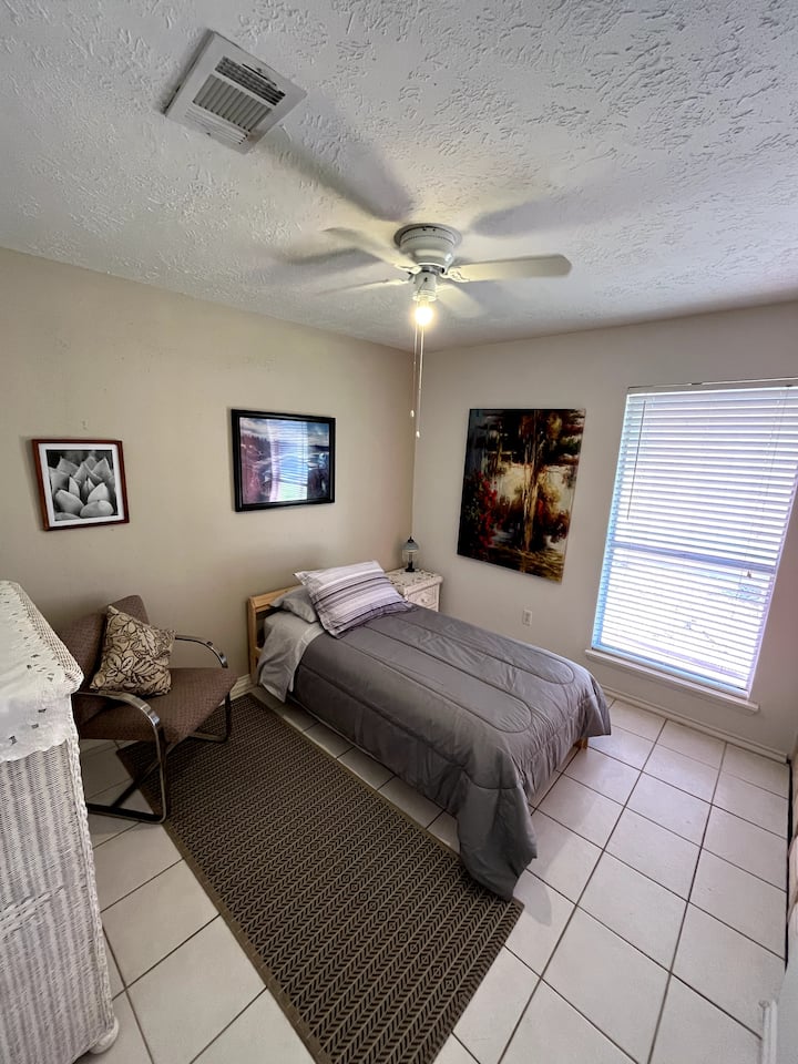 Private Room · Peaceful Location. - Houston, TX