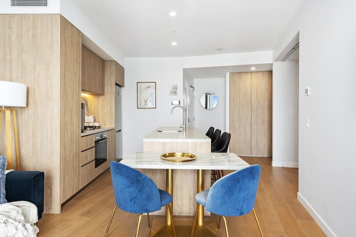 Lovely 2 Bedroom City/ocean View Unit (No Parking) - Broadbeach