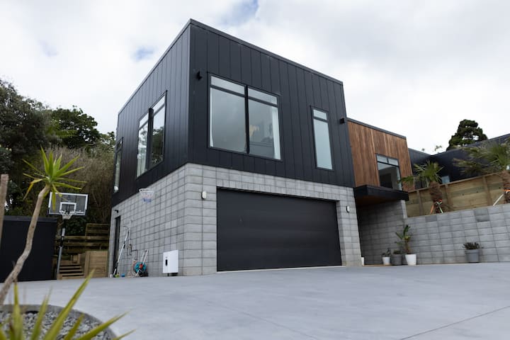 Big And Beautiful By The Beach - Taranaki