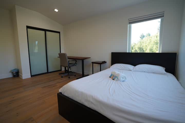 Large Suite With Pvt Bath - Mountain View, CA