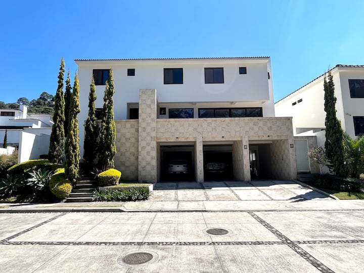 Casa Grande Exclusiva Y Segura, 6 Cuartos/5 Baños - Guatemala City