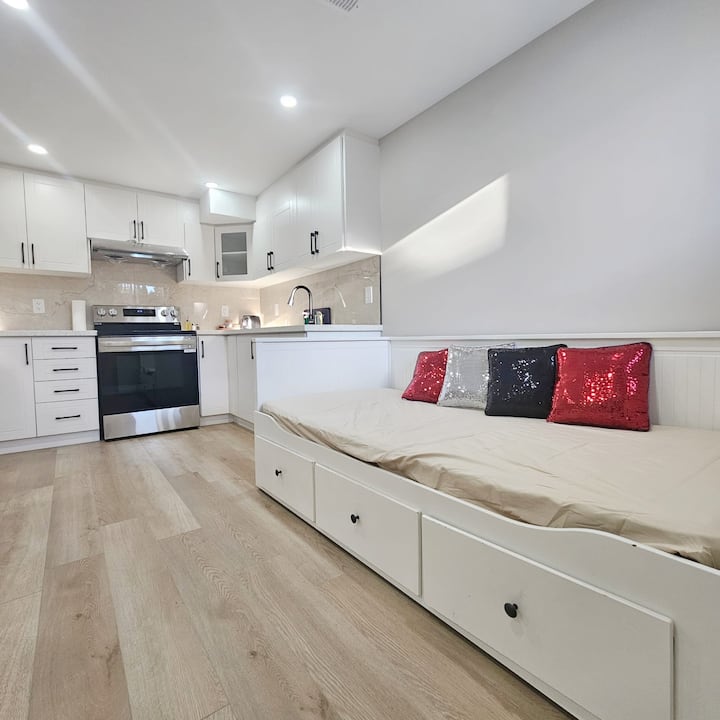 Private Basement Apartment - Milton