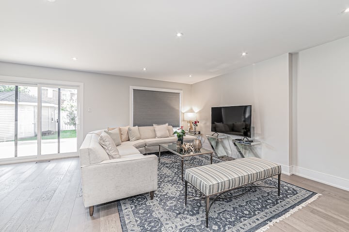 5 Bedrooms Near Heartland Plaza - Brampton
