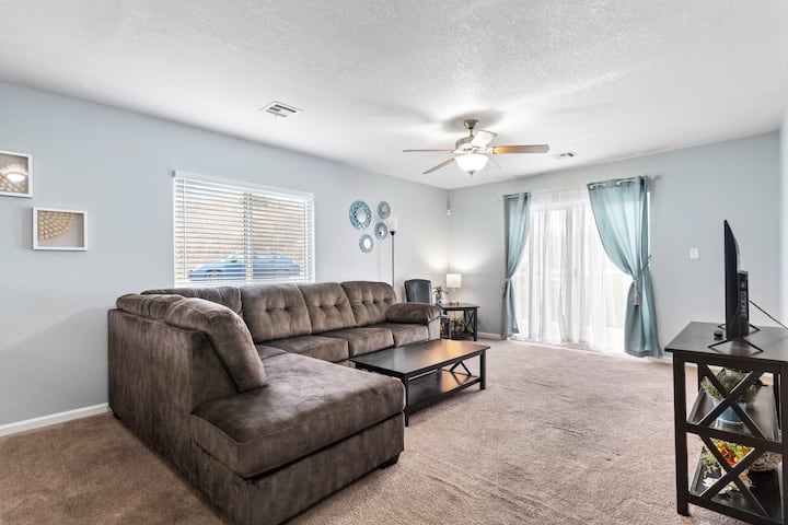 End Unit, King Bed, Garage - Splash Park, Manhattan
