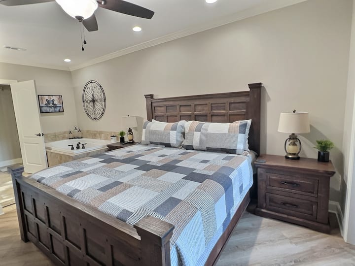 Downtown Gatlinburgs Mountain Chic - Gatlinburg, TN