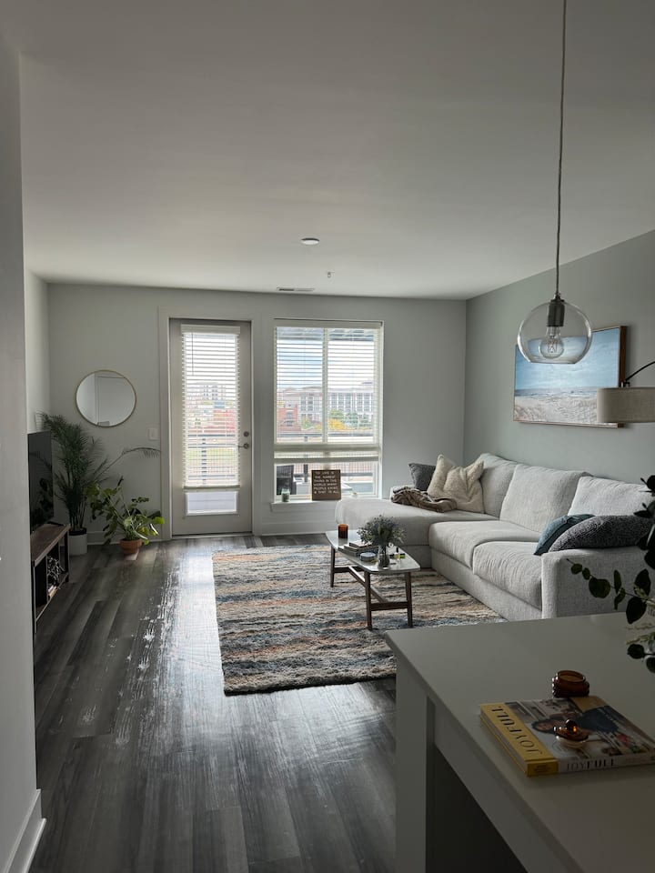 Modern + Clean One Bed Apt Dntwn - Indianapolis, IN
