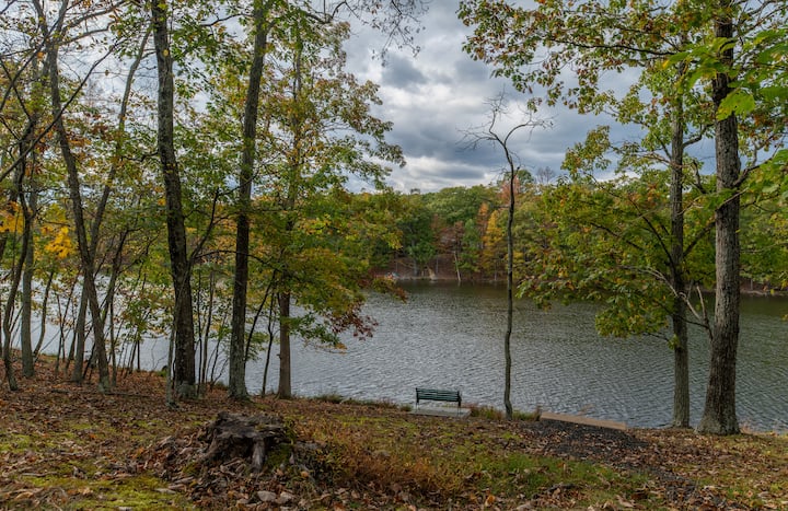 Poconos Hilltop Lakehouse: Lakefront/spa/sauna - Tannersville, PA