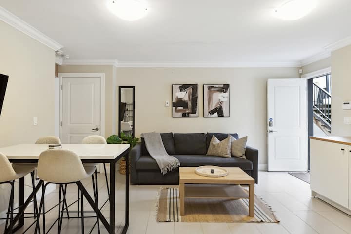 Metrotown/nespresso/skytrain/free Laundry/sleeps 4 - Burnaby