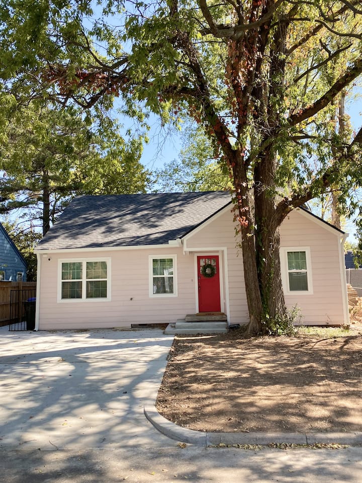 The Verb- A Modern Bungalow Near Campus Corner - Riverwind Casino