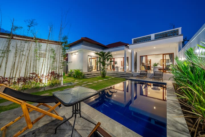 Private Stylish Villa, Rooftop Views, Beach Access - Canggu