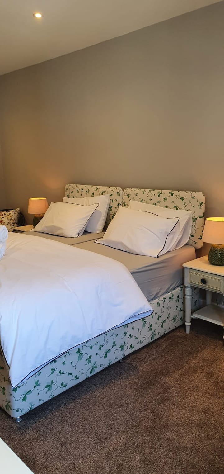 3 Bedrooms In Thames Ditton - Surbiton