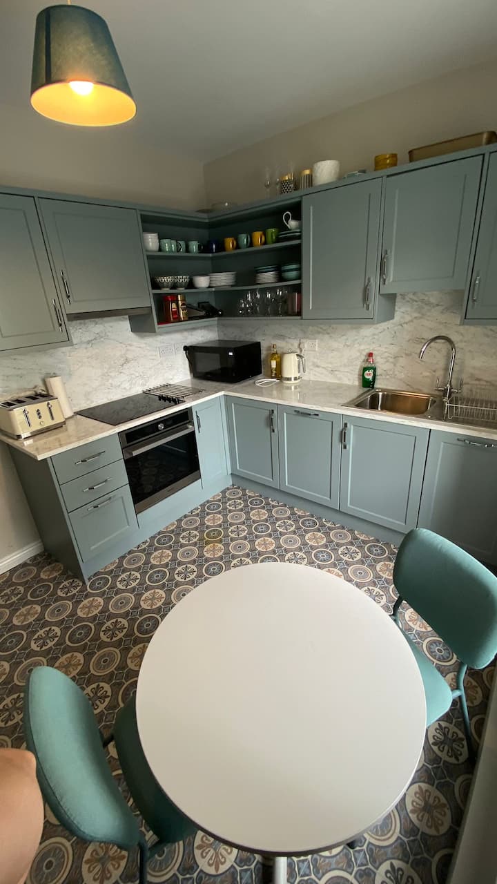 Stylish & Spacious Apartment, Sleeps 6 - Galway