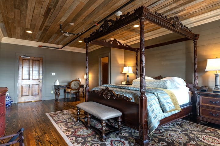 The "Big Boy" Penthouse Suite - Navasota, TX