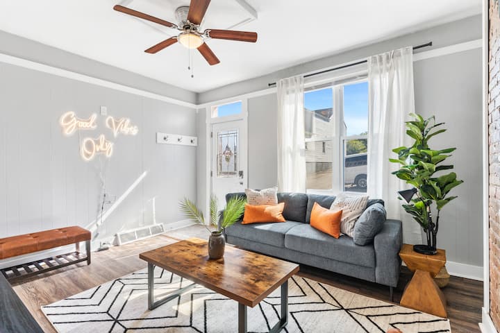 Modern & Stylish 2bd Brick Loft W/ Free Parking - Pittsburgh, PA