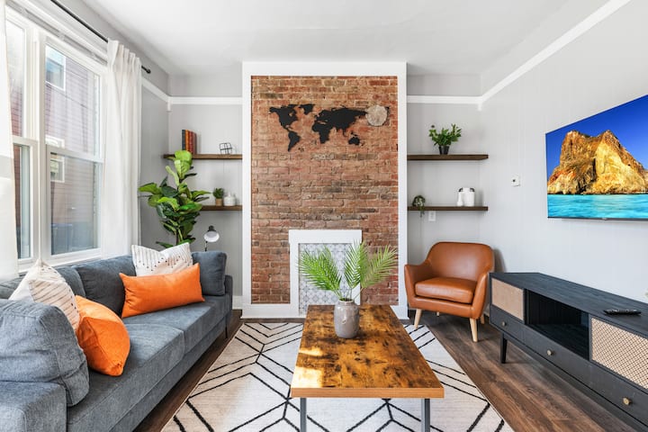 Modern & Stylish 2bd Brick Loft W/ Free Parking - Pittsburgh, PA