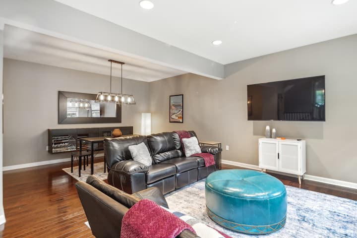 Modern Pittsburgh Getaway| Game Room, Garage, Deck - Pittsburgh, PA