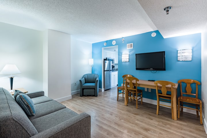 One Bedroom Condo With Kitchen And Parking - Virginia Beach, VA