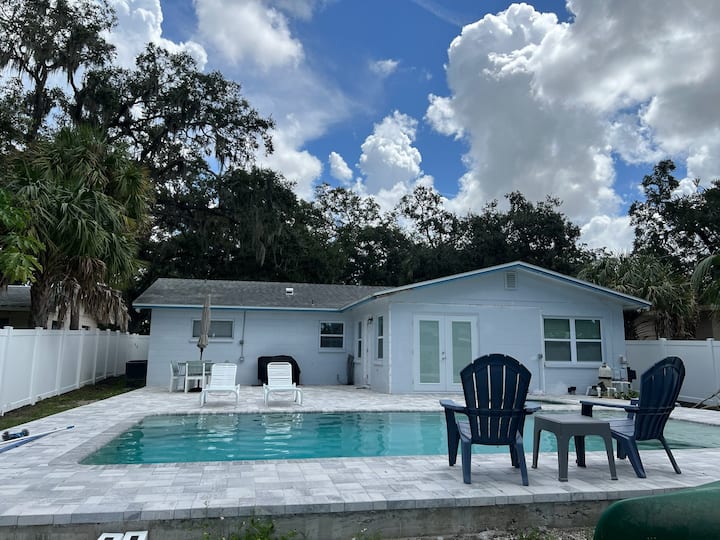 St Pete Pool Oasis Hideaway - Pinellas Park, FL