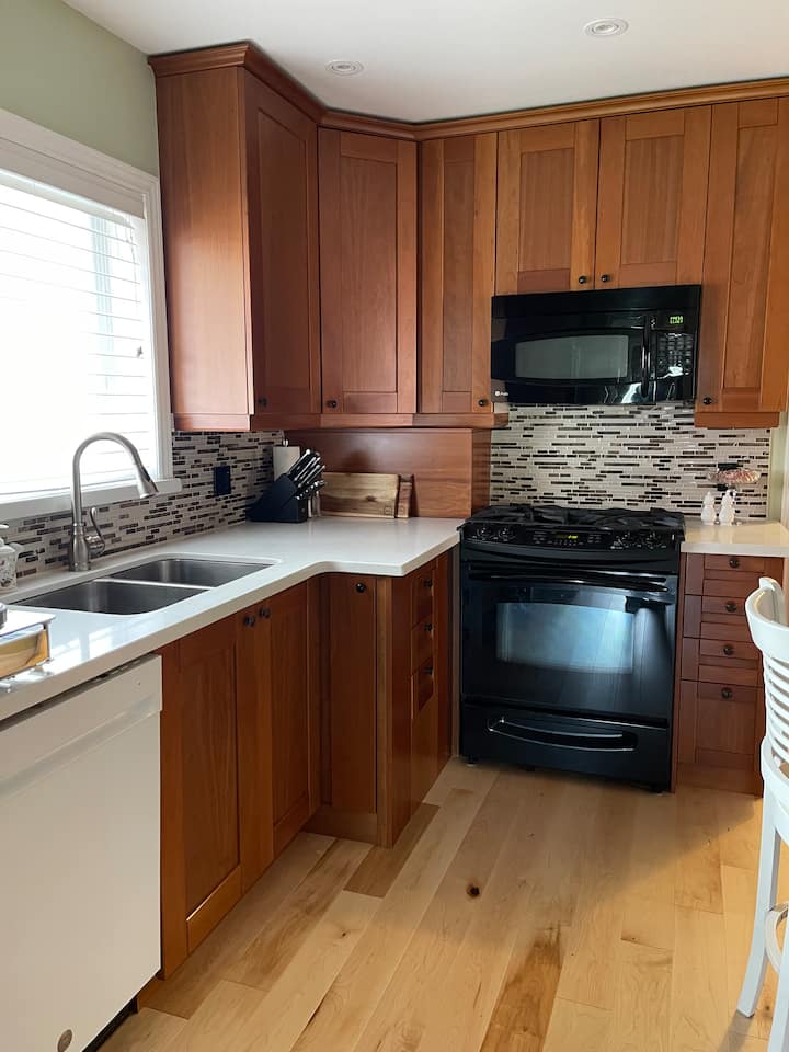 Comfortable 2 Bedroom Main Floor - Toronto