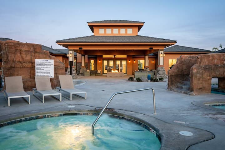 Zion's Premier Escape, Private Hot Tub & Ev Outlet - Hurricane, UT