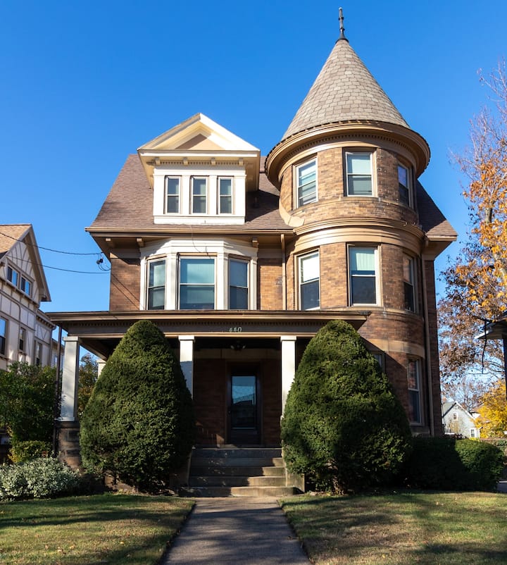 Cute Historic Mansion Studio! - Erie, PA
