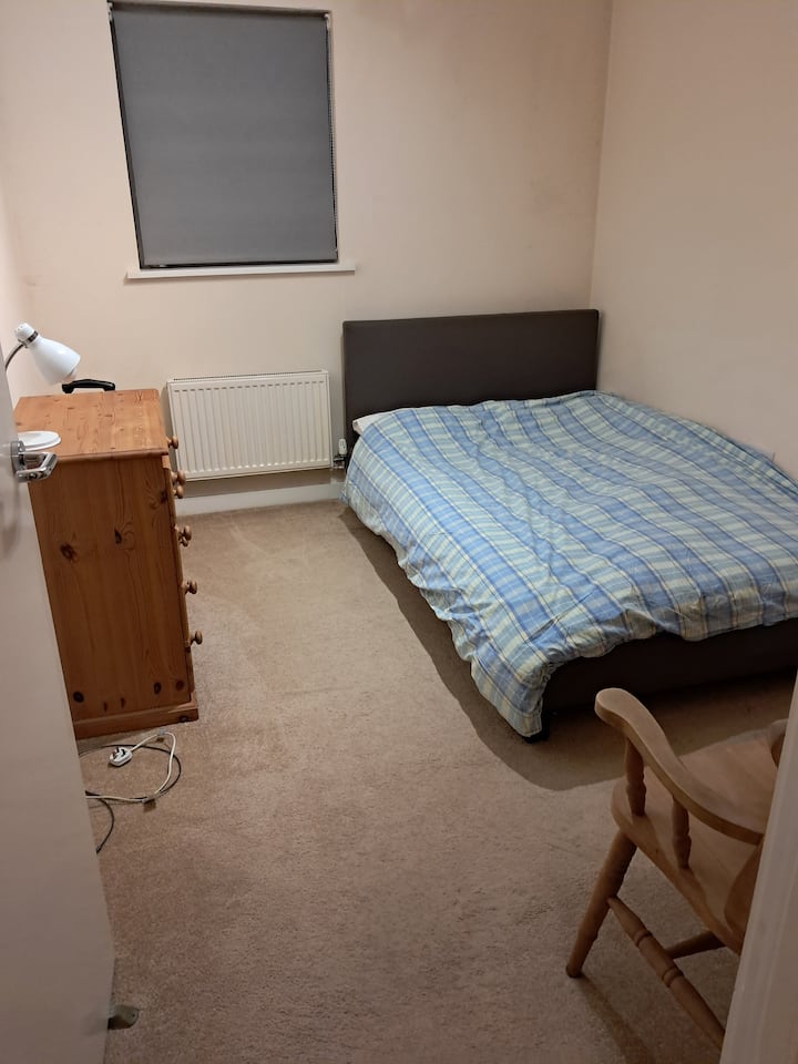 Lovely Double Room In Leatherhead - Dorking
