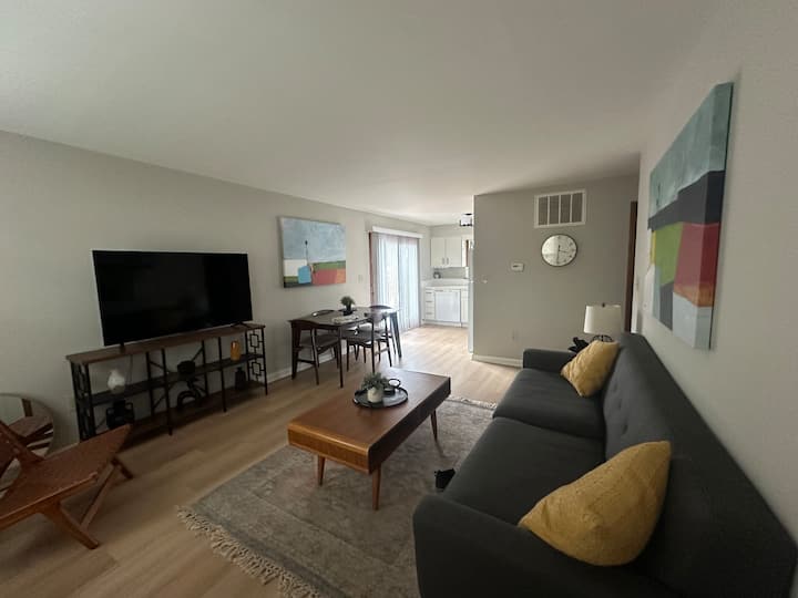 Charming 2 Bedroom Apartment In Libertyville - Libertyville, IL