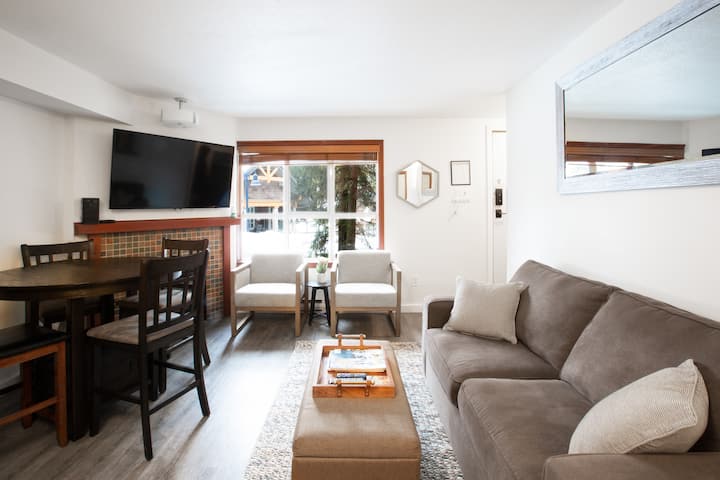 A Bijou In Whistler Village With Private Hot Tub - Whistler