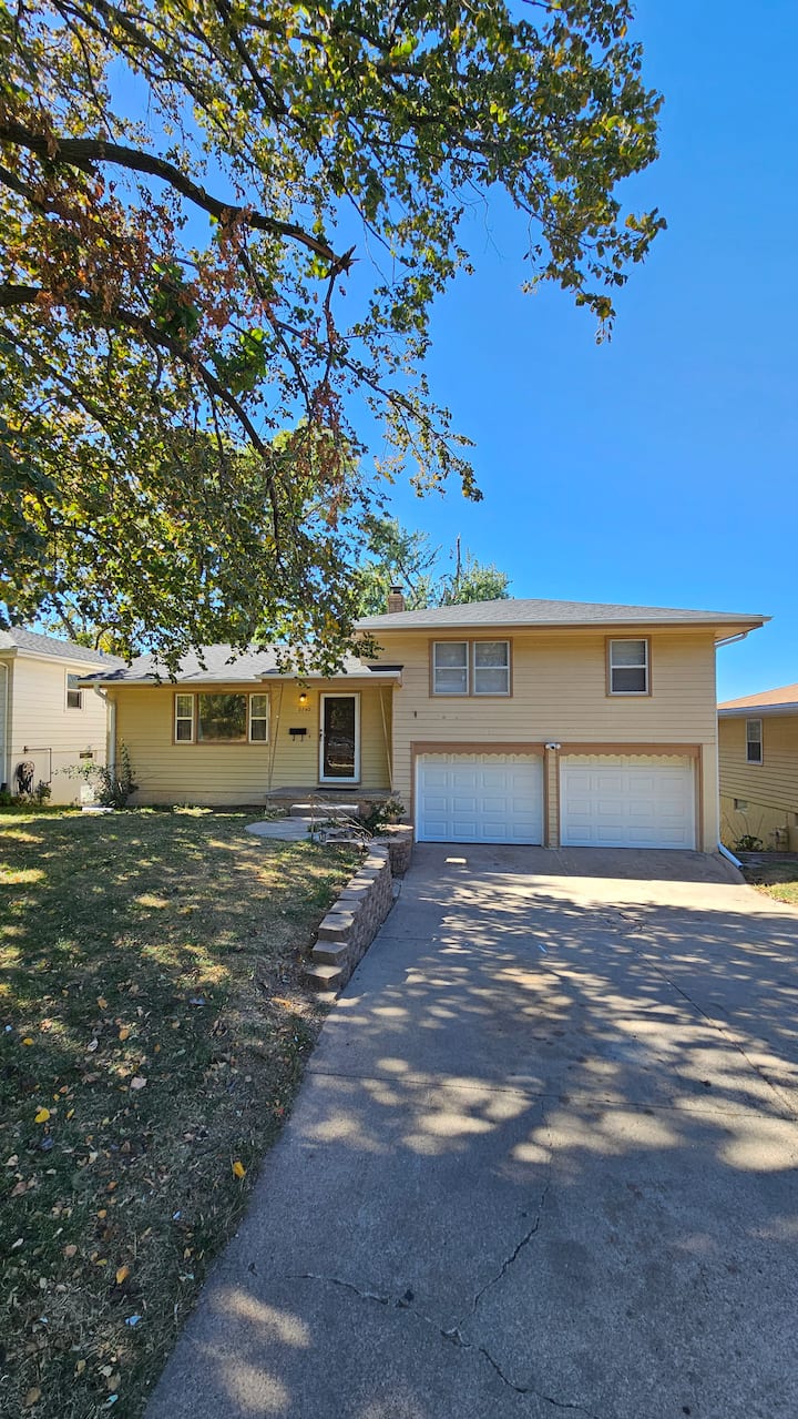 Cozy & Convenient Bedroom In Central Omaha - Omaha, NE