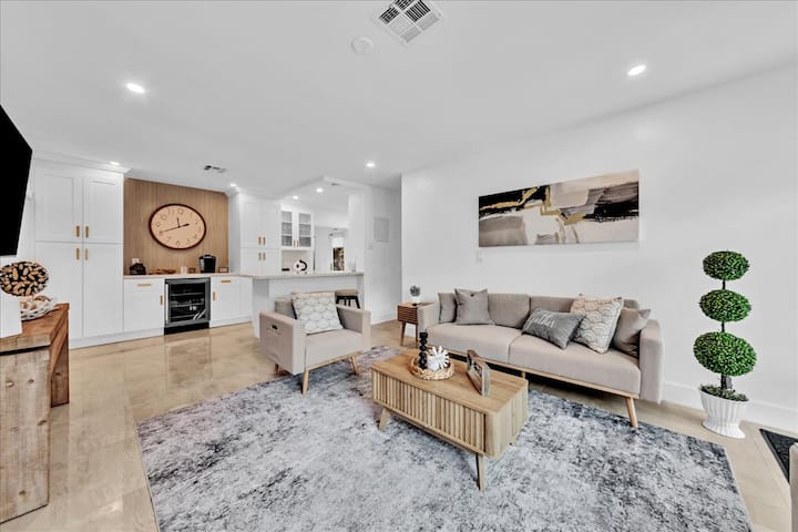 Sunny Days Getaway, 5bd Heated Pool Family Home! - Fort Lauderdale, FL