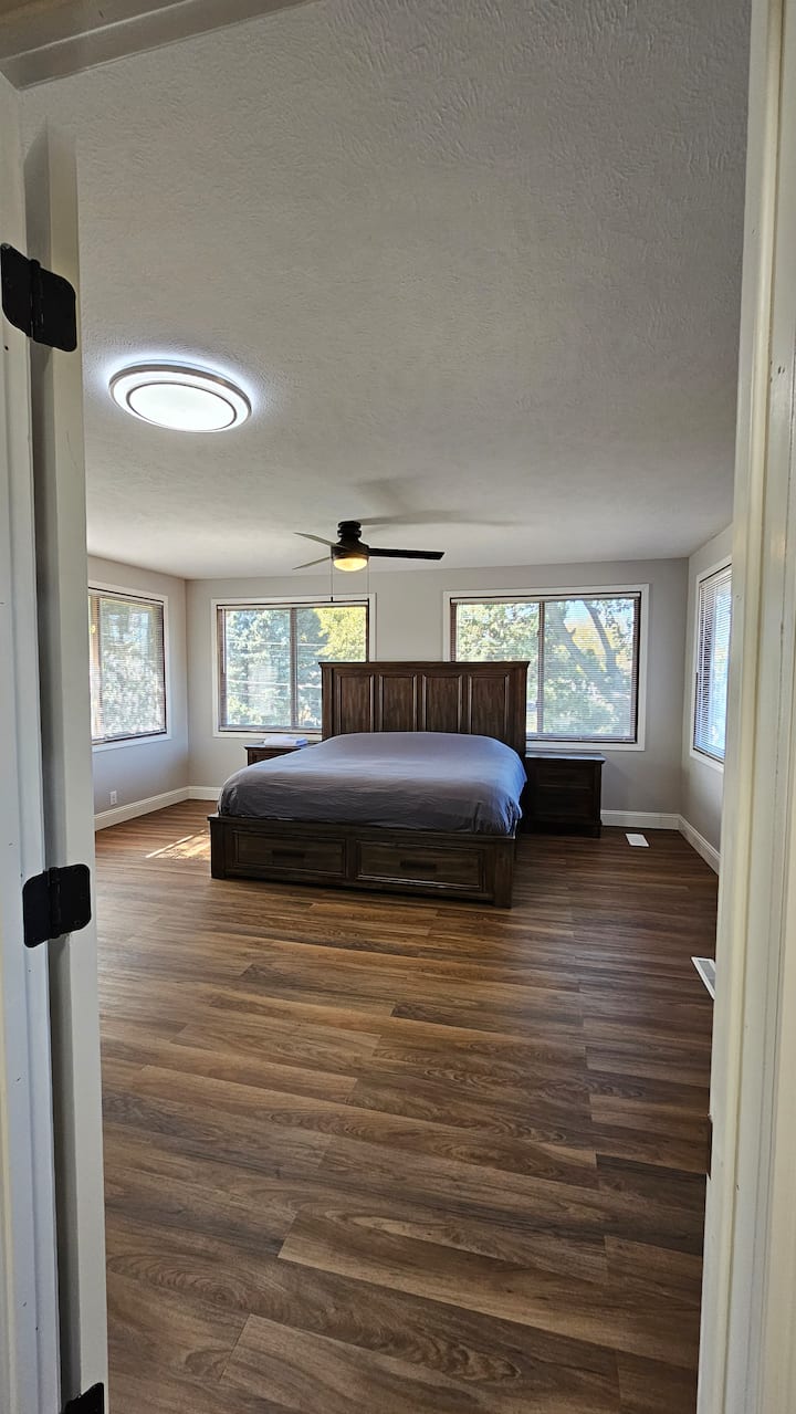 Bright Room W/ Deck & 65" Tv - Omaha, NE