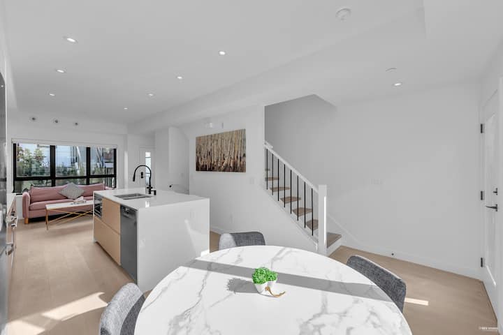 Bright 3b+3b Townhouse/dm For Monthly Rent - North Vancouver