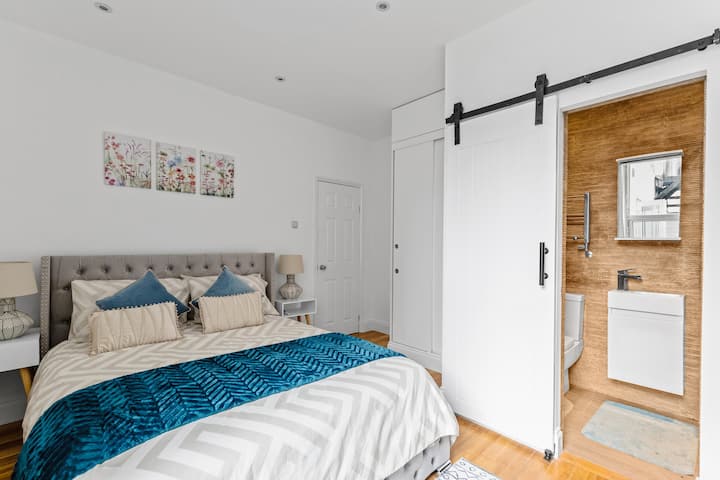 Ensuite Room -Wimbledon Park - Barnes
