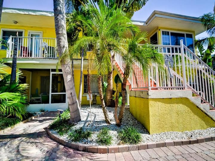 Coconut Palm 
1-bedroom 
Steps To
Clearwater Beach - Clearwater Beach, FL