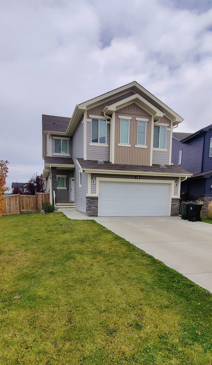 At Home In The Grove
3bedrooms. 4 Beds. 2.5 Baths - Stony Plain