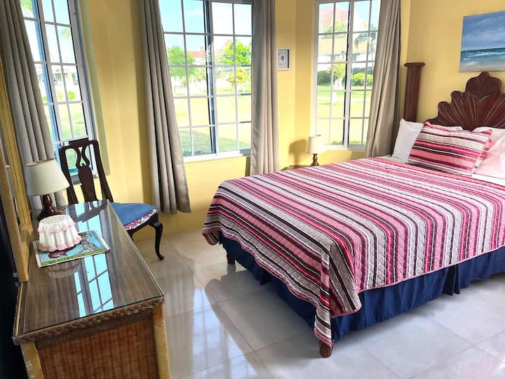 Sunshiny Seaview Cozy Retreat, Beach N Pool A10 - Jamaïque