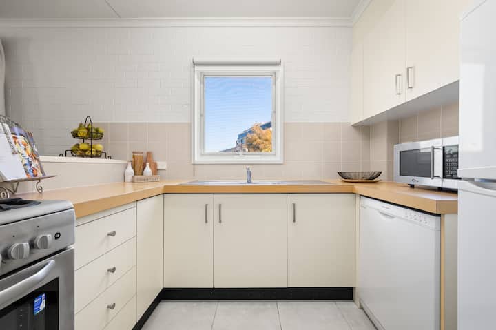 Quiet, Spacious Apartment - Belconnen