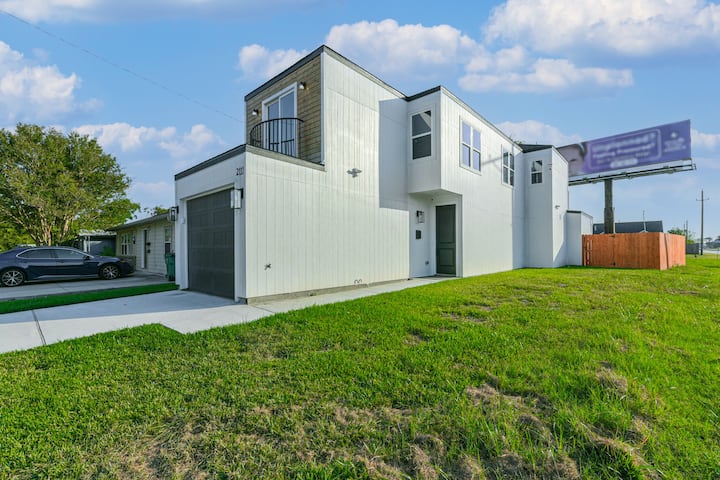 City Skyline Views Balconies & Ev Charger New - Baytown, TX