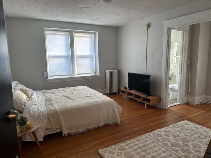 Serene Nordic Studio Escape *King Bed* - New Haven, CT