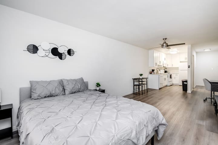 Modern Studio In Prime K-town W All Wfh Amenities! - Los Angeles, CA