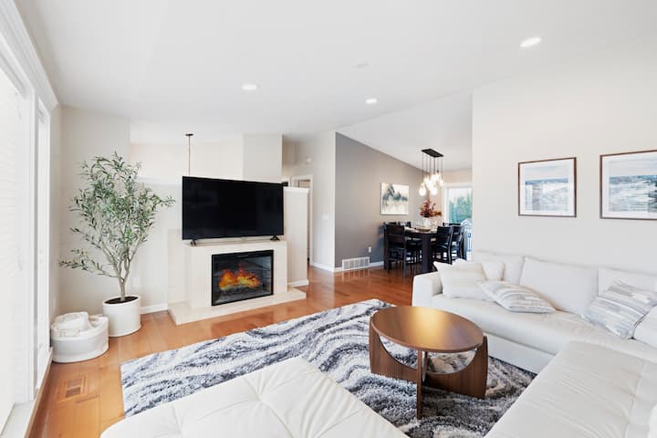 New Modern Home W/hot Tub, Yard - 스포캔