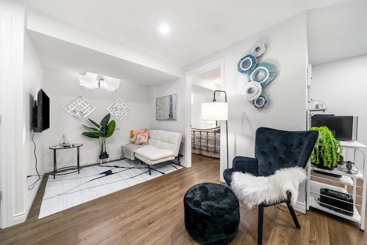 Your Modern Home, Away From Home - Bradford, ON, Canada