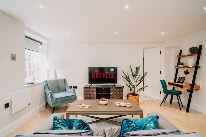 Spacious City Pad Parking Wifi Family Contractors - Birmingham